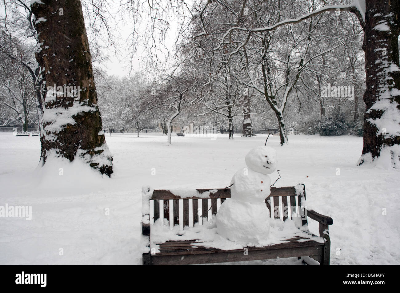 Bench snow hi-res stock photography and images - Alamy