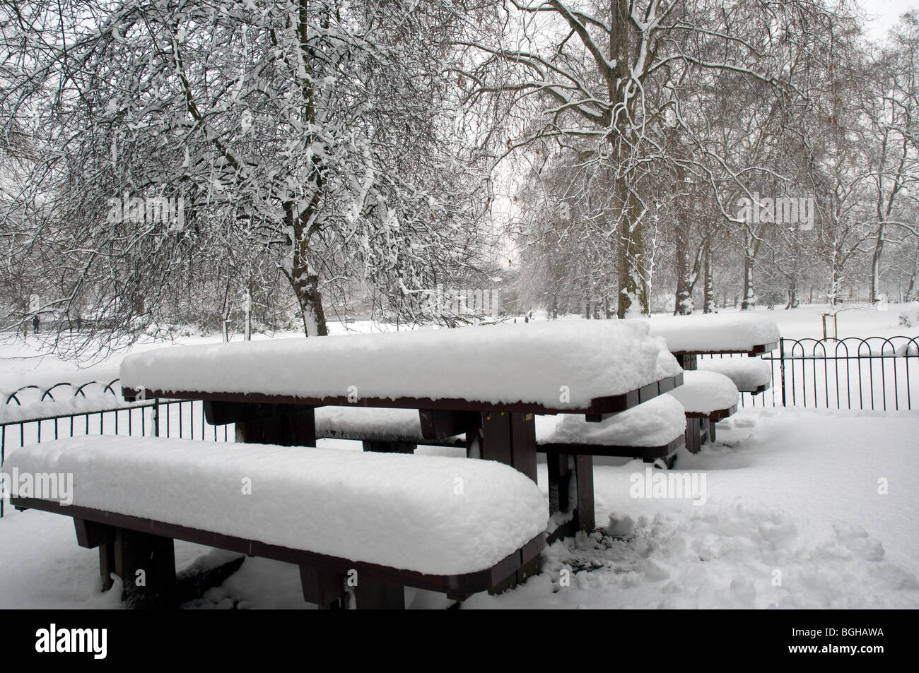 Snow covered garden table hi-res stock photography and images - Alamy