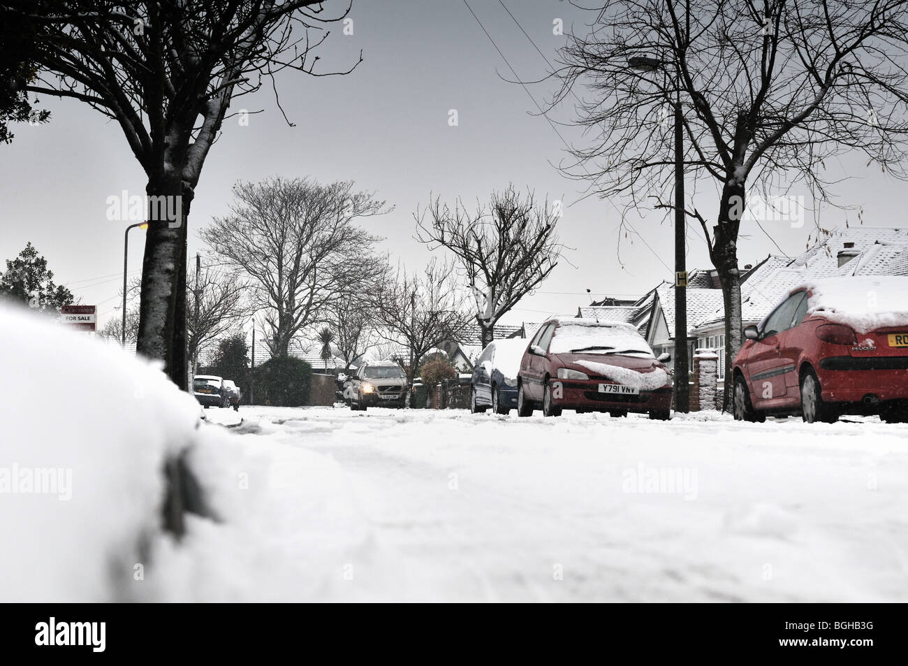Houses road covered snow hi-res stock photography and images - Alamy