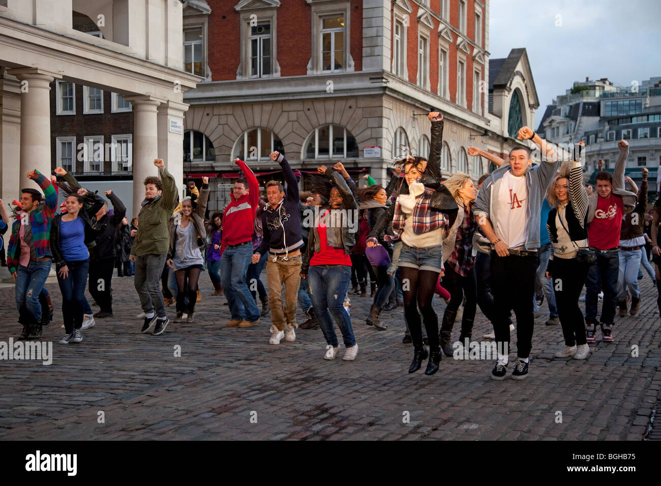 Flash mobbing hi-res stock photography and images - Alamy