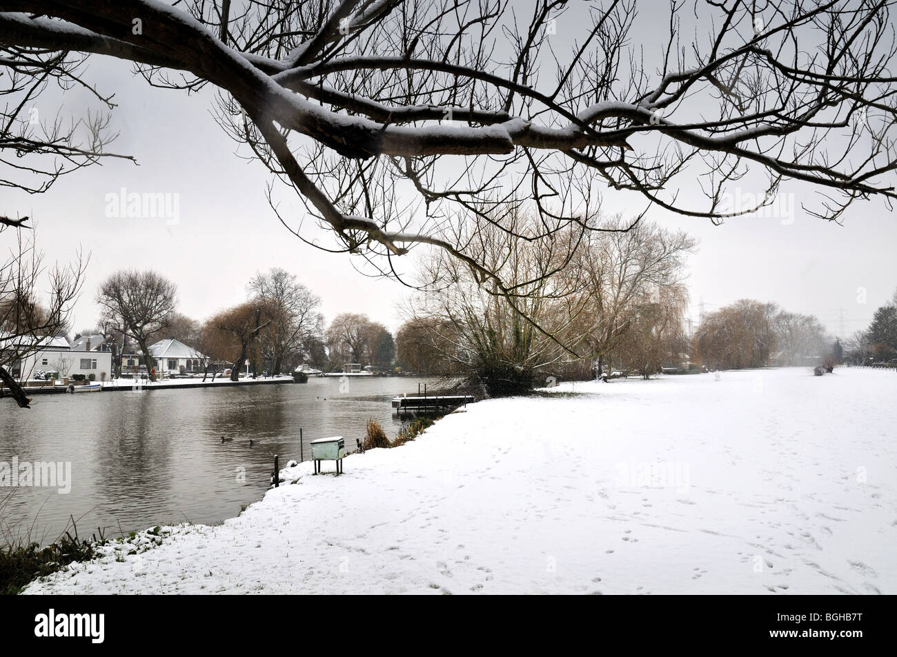 Freezing cold thames hi-res stock photography and images - Alamy