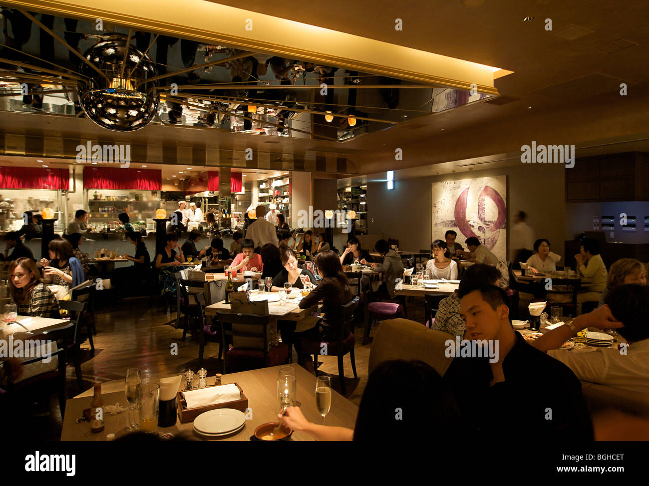 Busy restaurant tokyo hi-res stock photography and images - Alamy