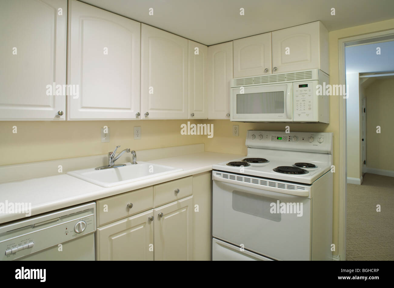 Empty kitchen apartment hi-res stock photography and images - Alamy