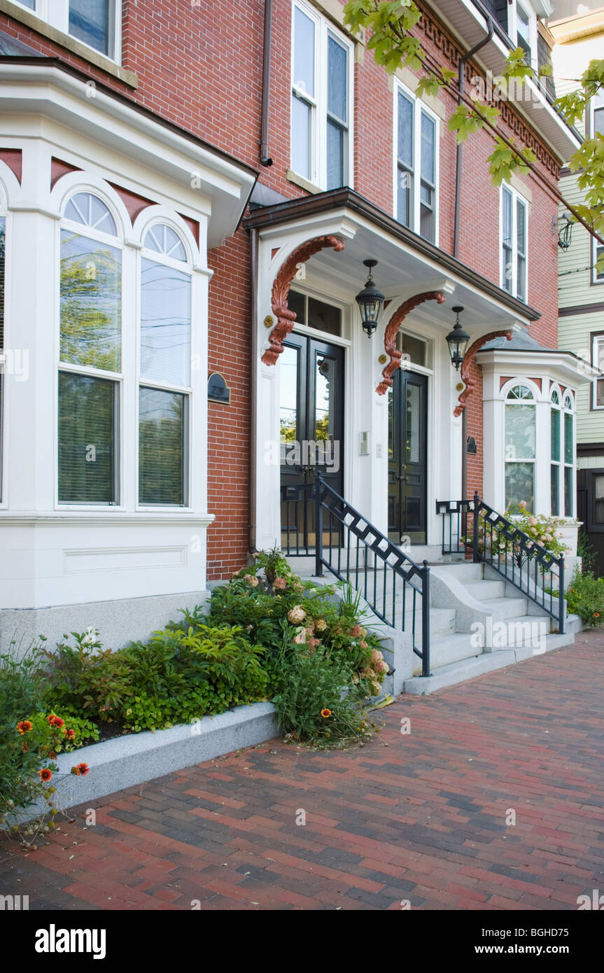 Apartment building exterior steps hi-res stock photography and images ...