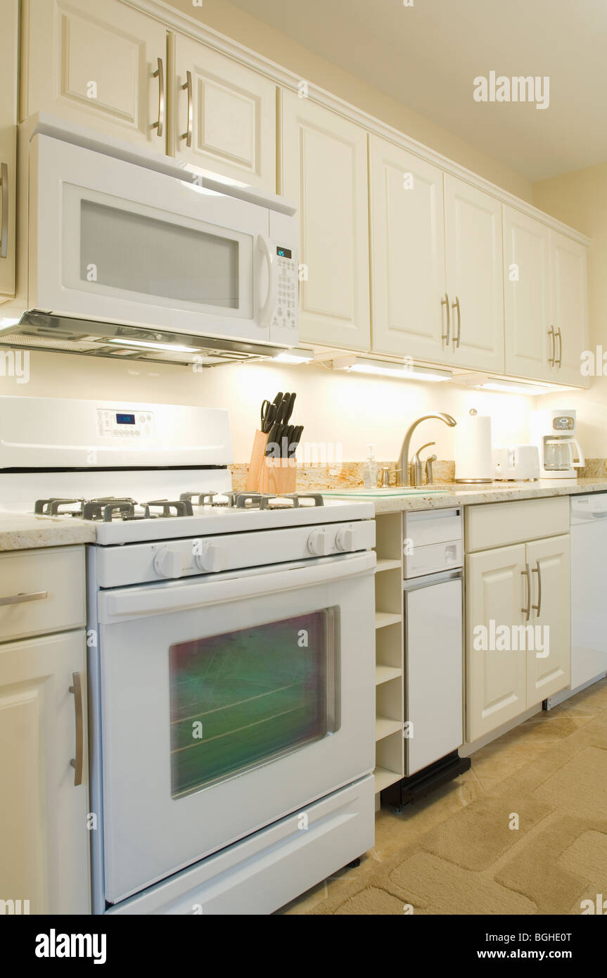 Light colored traditional kitchen Stock Photo - Alamy