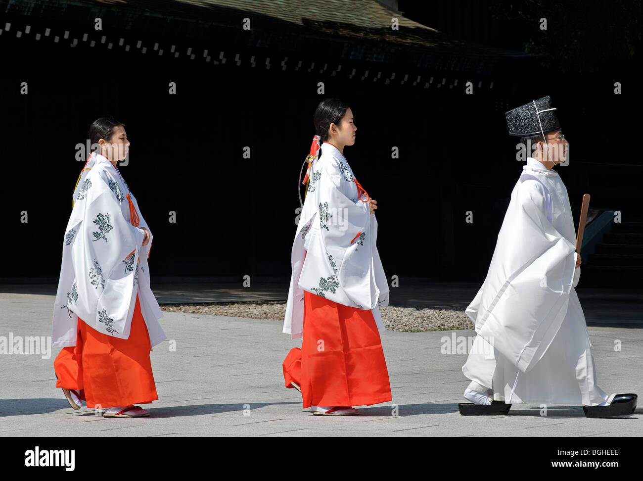 Japan traditional costume hi-res stock photography and images - Alamy