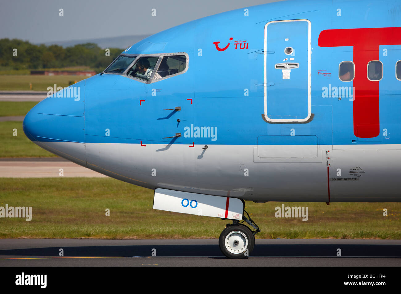 Thomson holidays aircraft airport hi-res stock photography and images ...