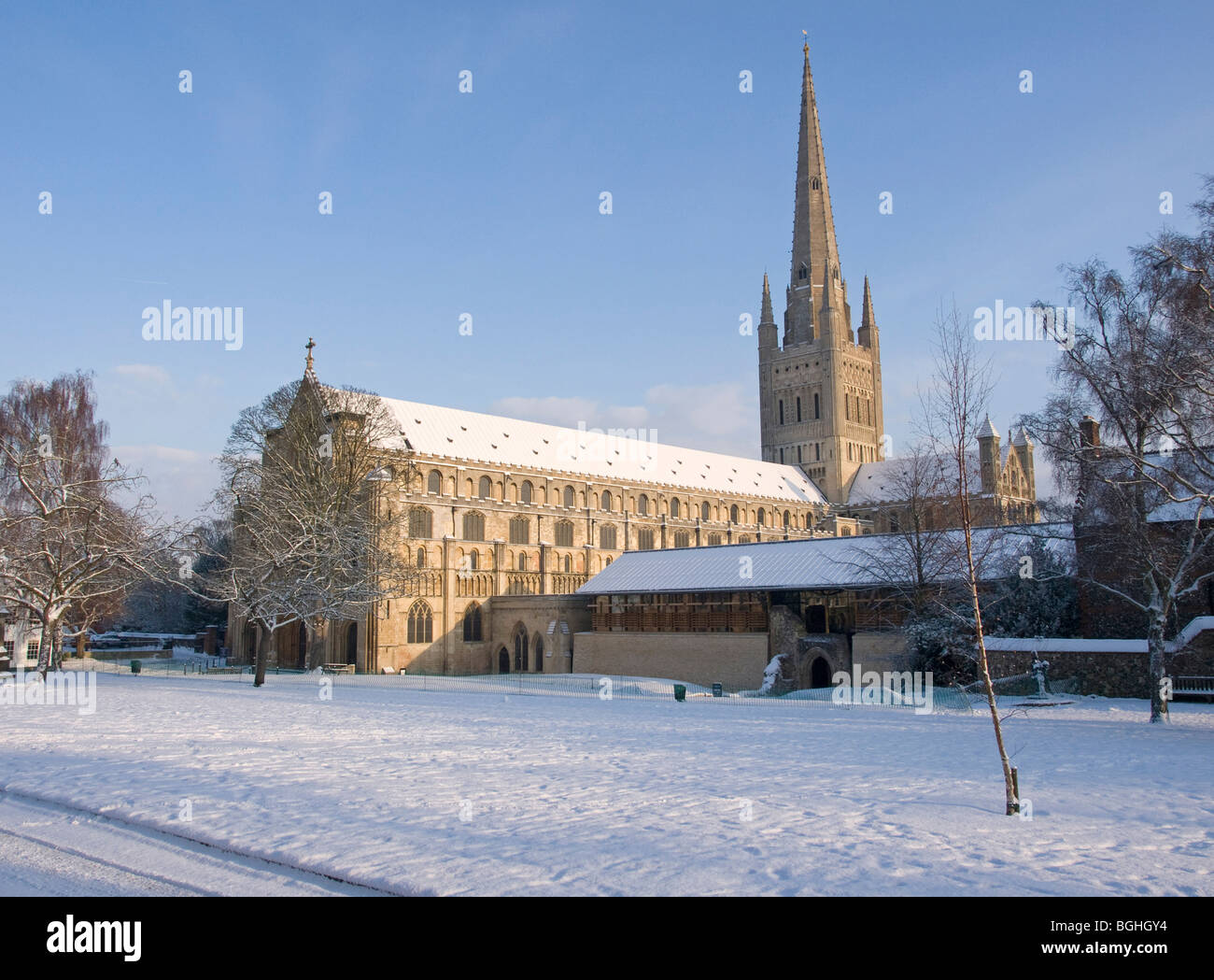 WINTRY SCENE OF NORWICH CATHEDRAL NORFOLK EAST ANGLIA ENGLAND UK Stock ...