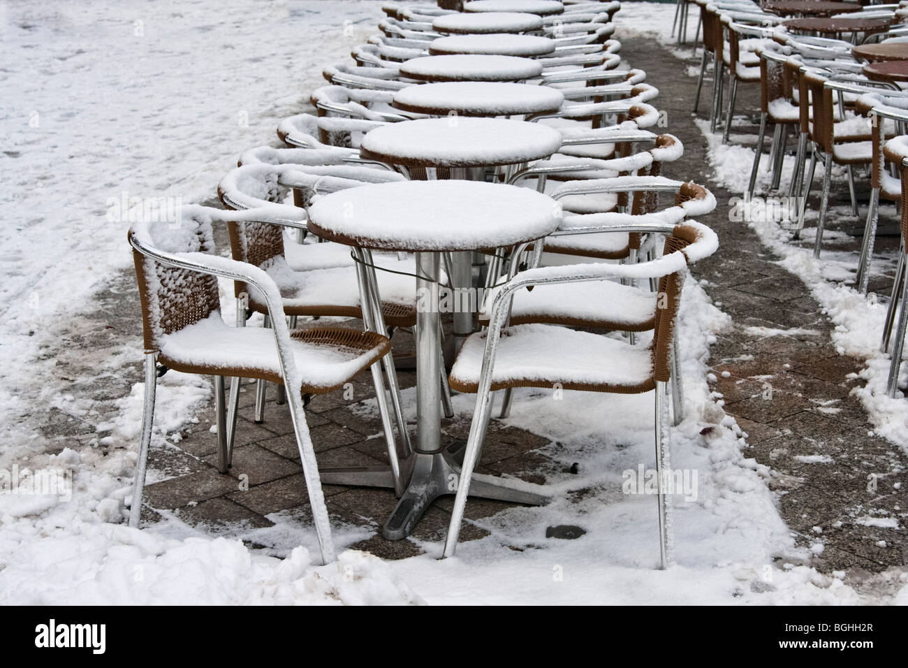 Covered tables hi-res stock photography and images - Alamy