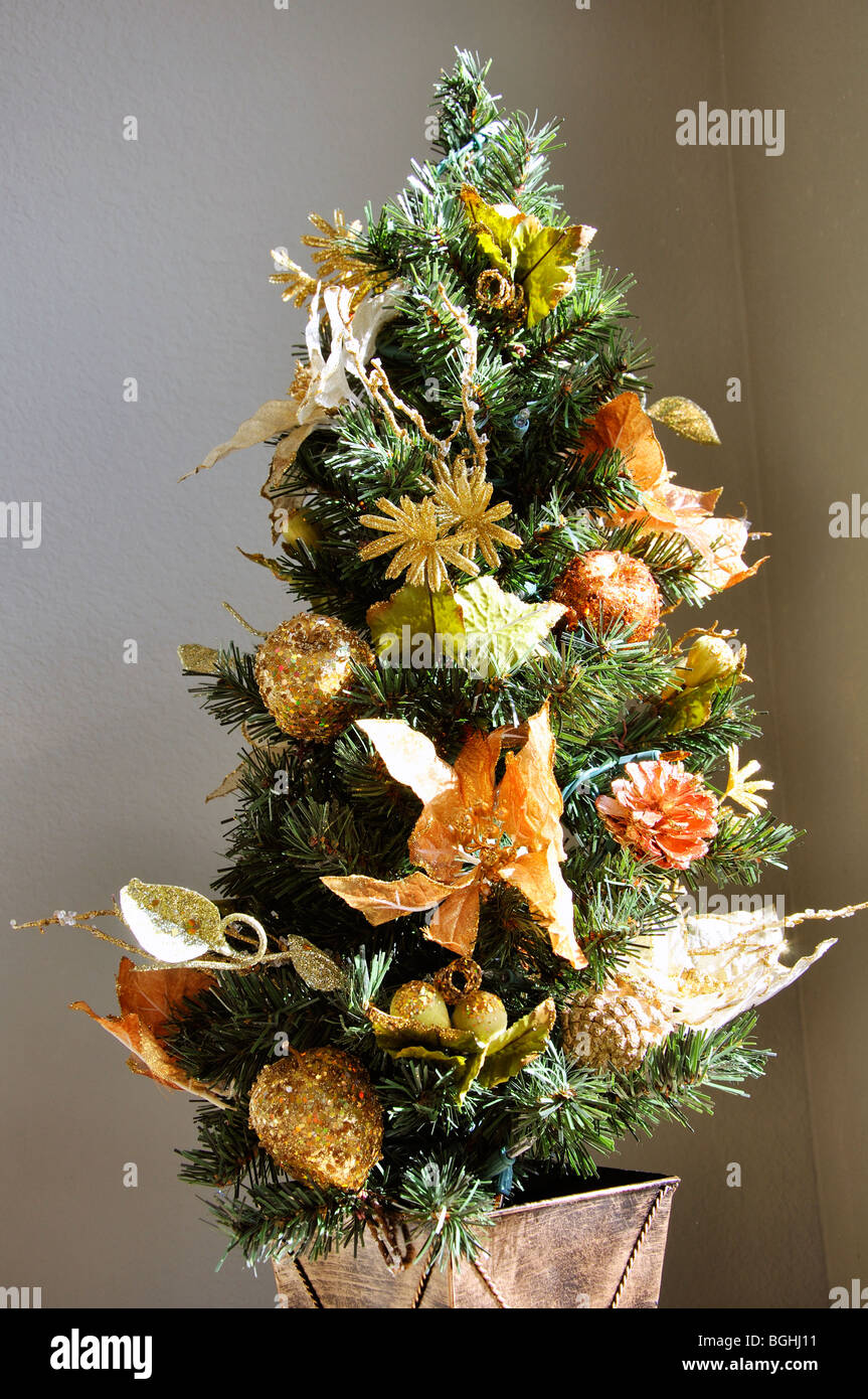 Pot of gold small hi-res stock photography and images - Alamy