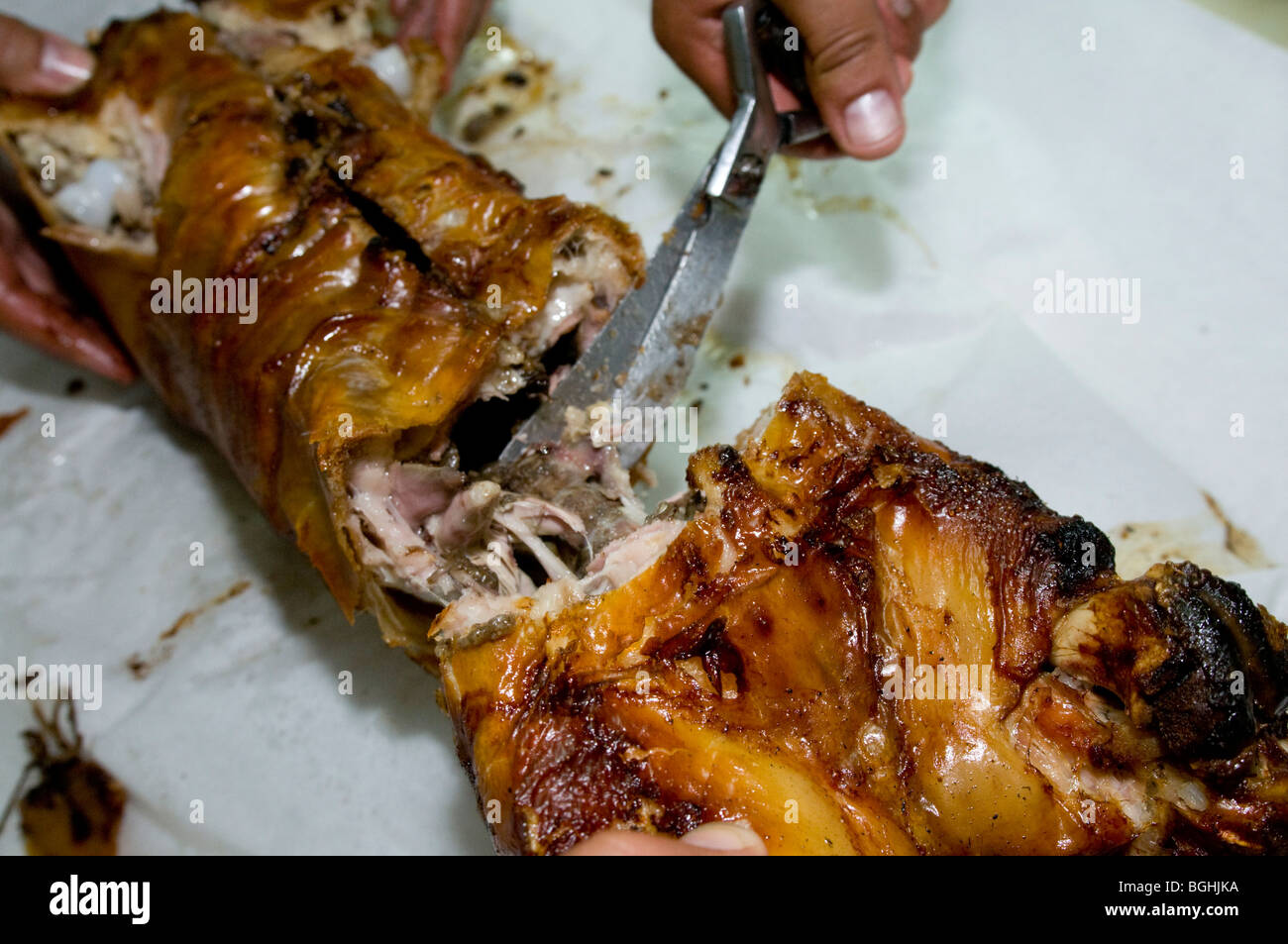 cutting a freshly cooked piglet (Leitão à Bairrada) in Portugal Stock ...