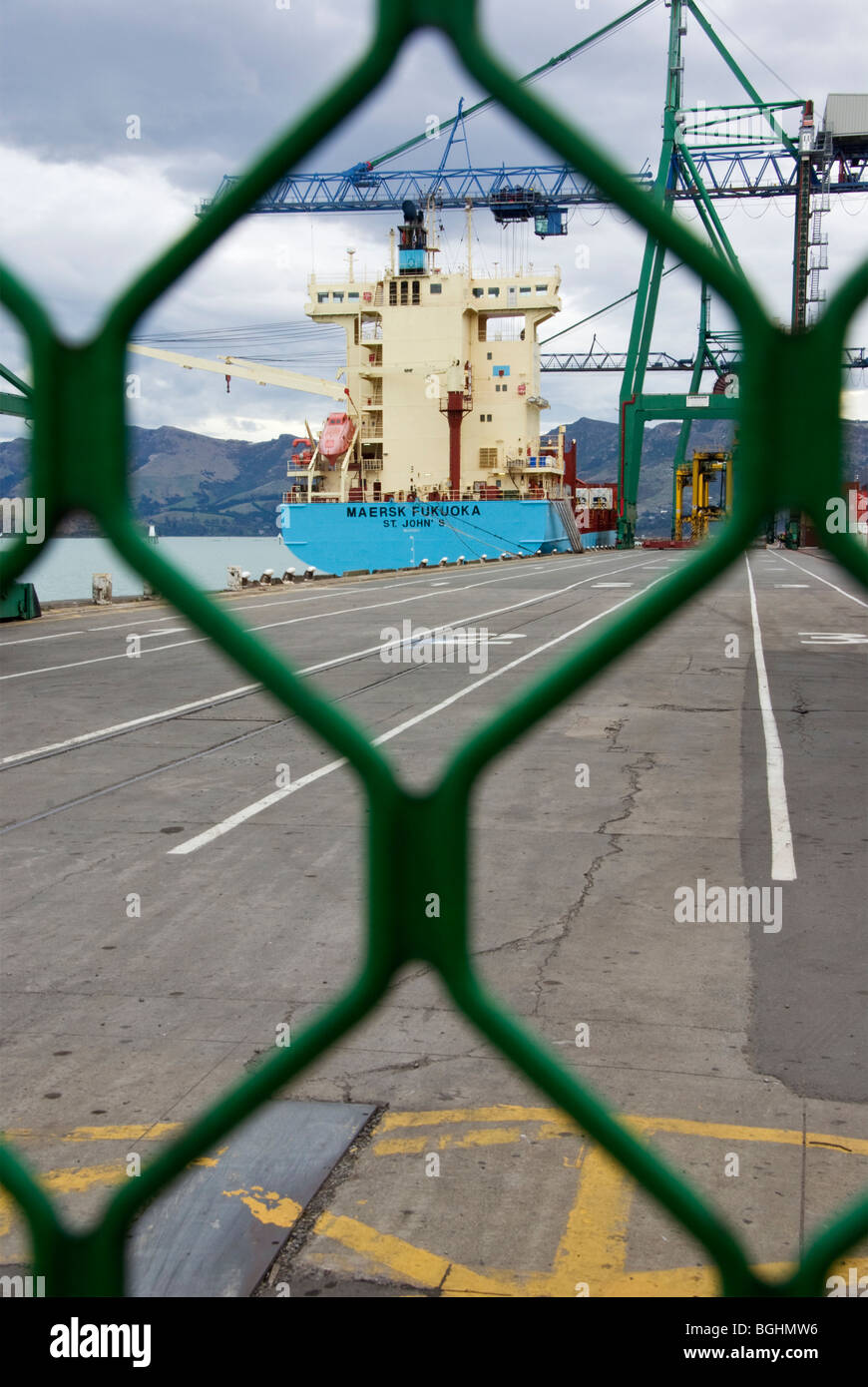 See through boundary fence hi-res stock photography and images - Alamy