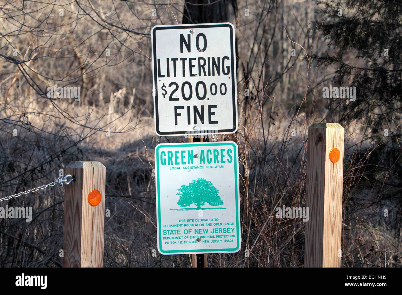 No Littering sign and Green Acres sign on the the same post Stock Photo ...