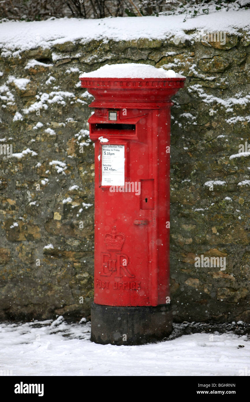 English royal mail letter box hi-res stock photography and images - Alamy