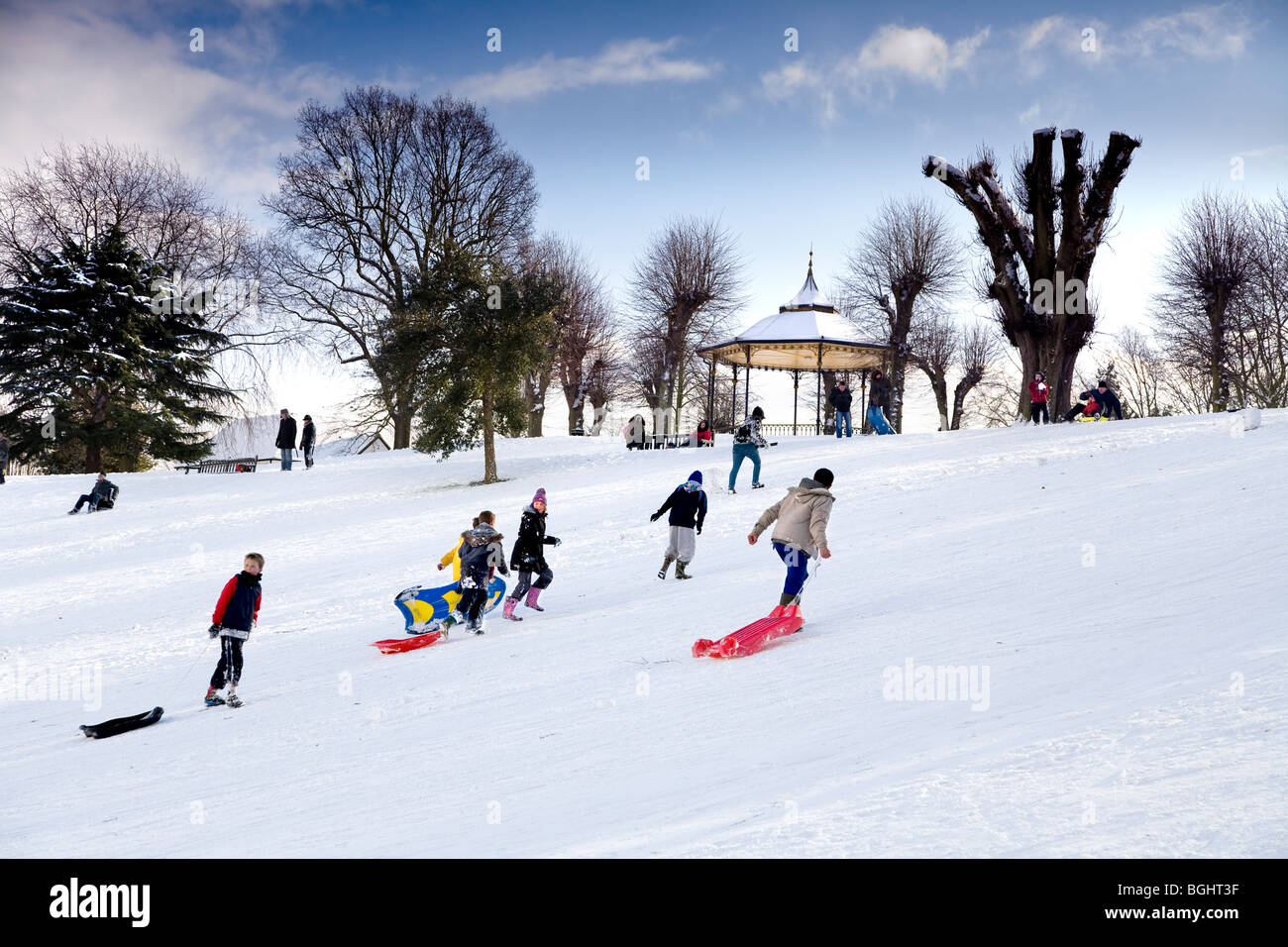 CHILDREN SLEDGING IN COLCHESTER CASTLE PARK ON ONE OF THE SLOPES ...