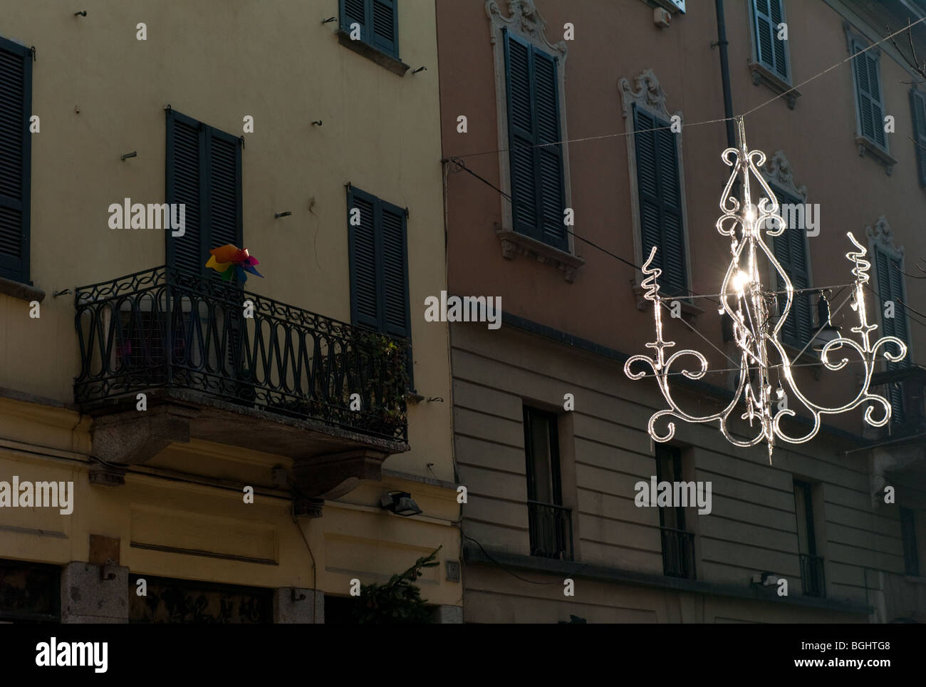 Reflecting sun on windows hi-res stock photography and images - Alamy
