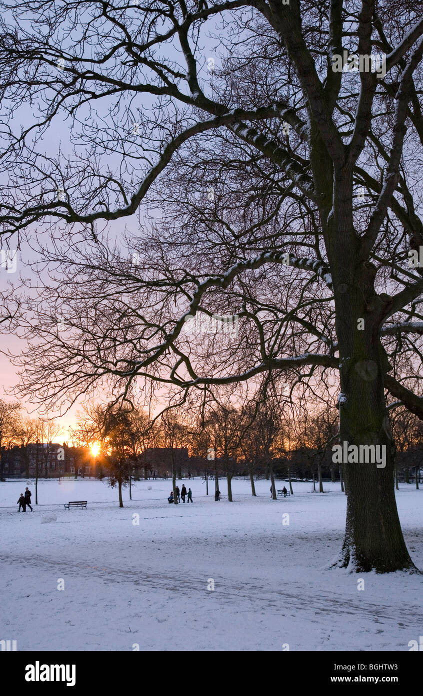 Clapham common Morning Sunrise in the snow Stock Photo - Alamy