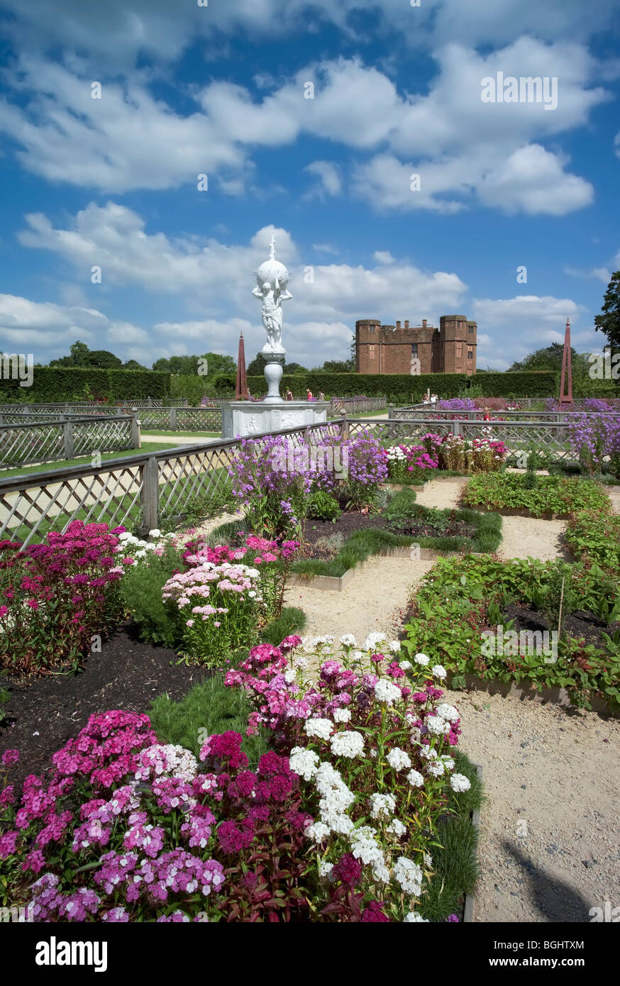 the elizabethan garden at kenilworth castle warwickshire the midlands ...