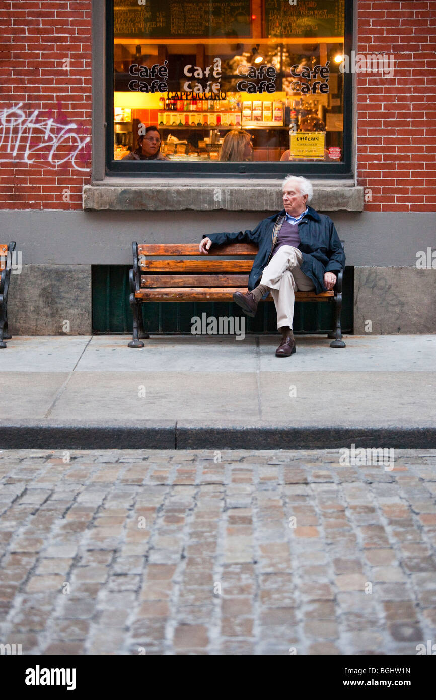 Old people bench city hi-res stock photography and images - Alamy