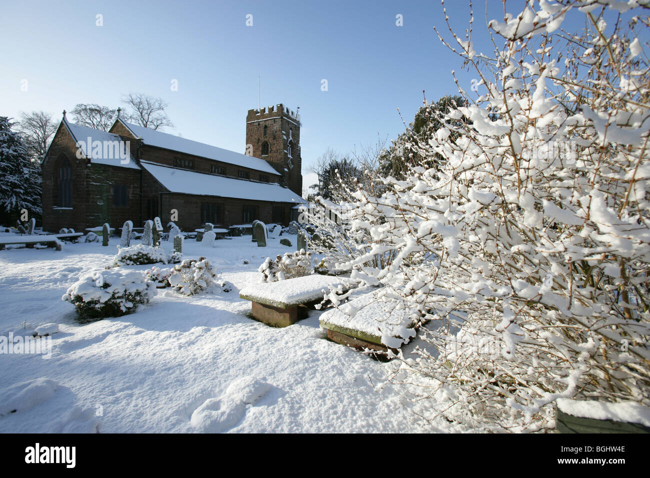 Village of Farndon, England. Picturesque winter view of St Chad’s ...