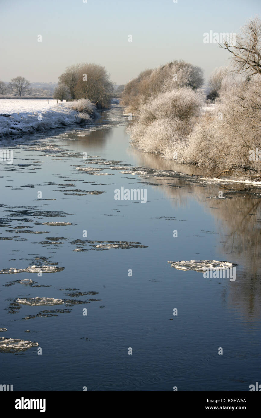 Village of Farndon, England. Picturesque view of the River Dee with ice ...