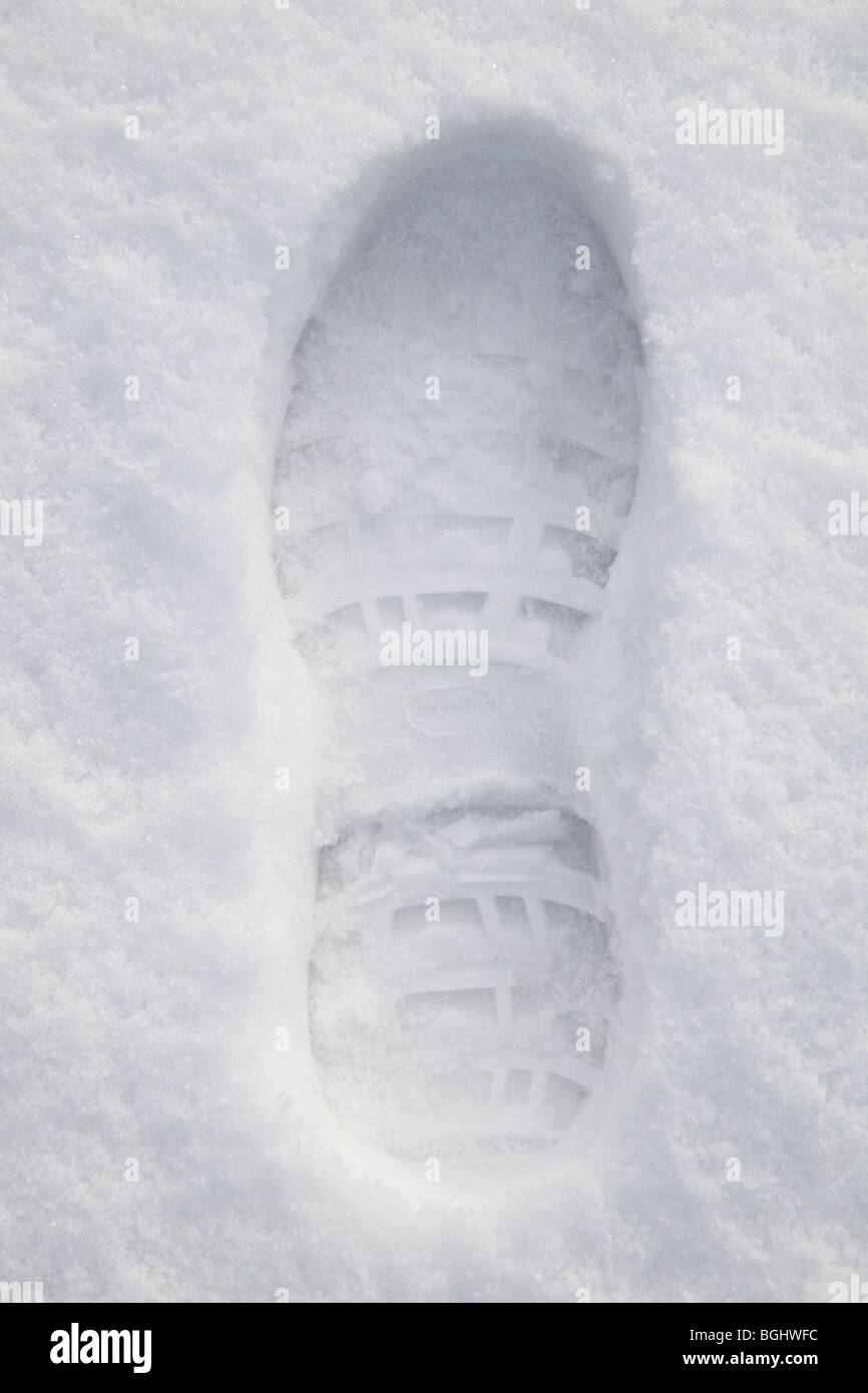 A single footprint in the snow. UK 2010 Stock Photo - Alamy