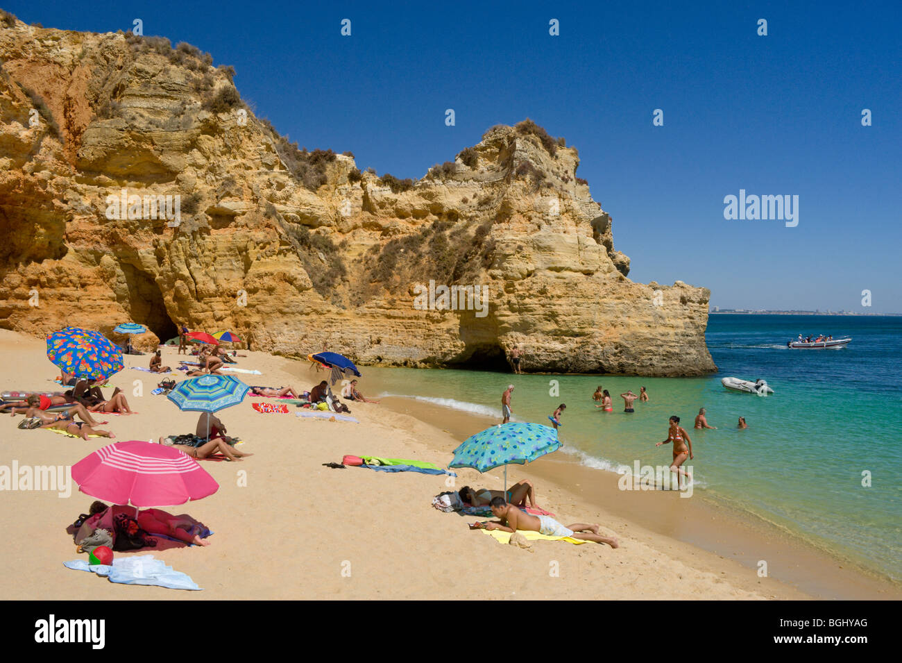 Portugal, the Algarve, Lagos, Praia do Pinhao beach in summer Stock ...