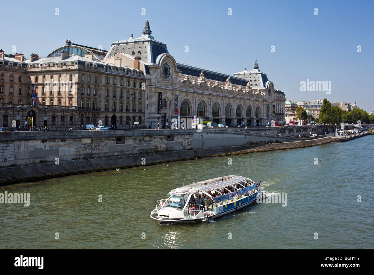 Batobus passing in front of the Musee D'Orsay, River Seine, Paris ...