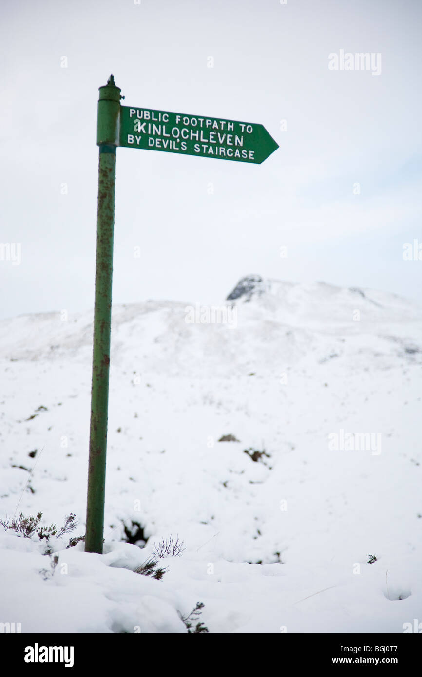 Green footpath sign hi-res stock photography and images - Alamy