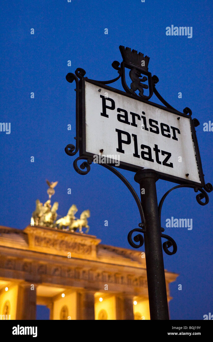 Pariser Platz ( Paris square ) street sign and Brandenburger Tor Stock ...