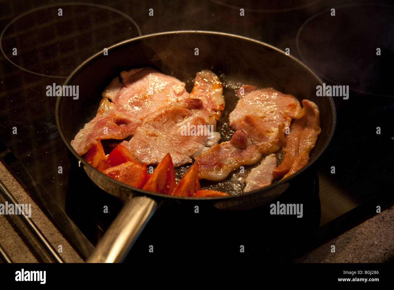 Pan of bacon hi-res stock photography and images - Alamy
