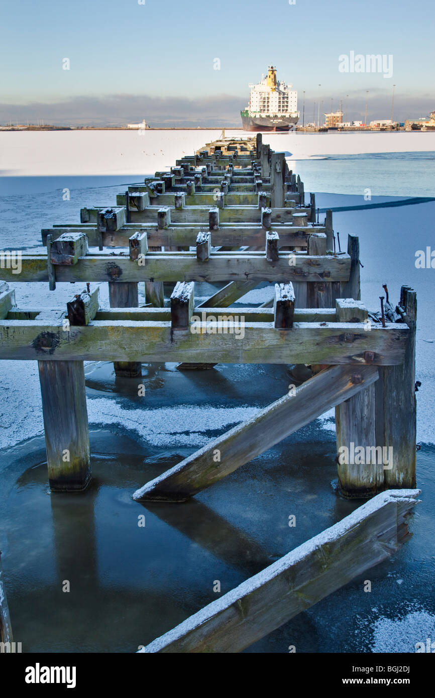 Old pier leith docks edinburgh hi-res stock photography and images - Alamy