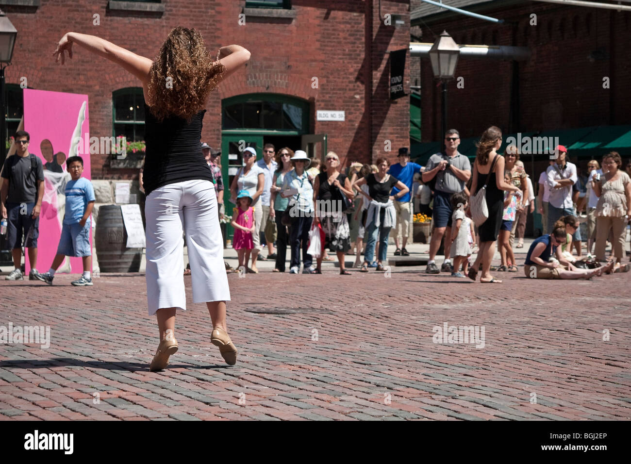 Audience watching dance performance hi-res stock photography and images ...
