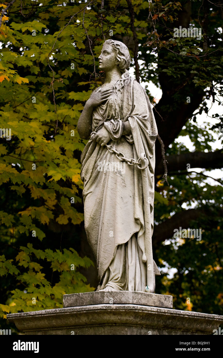 Broken angel statue hi-res stock photography and images - Alamy