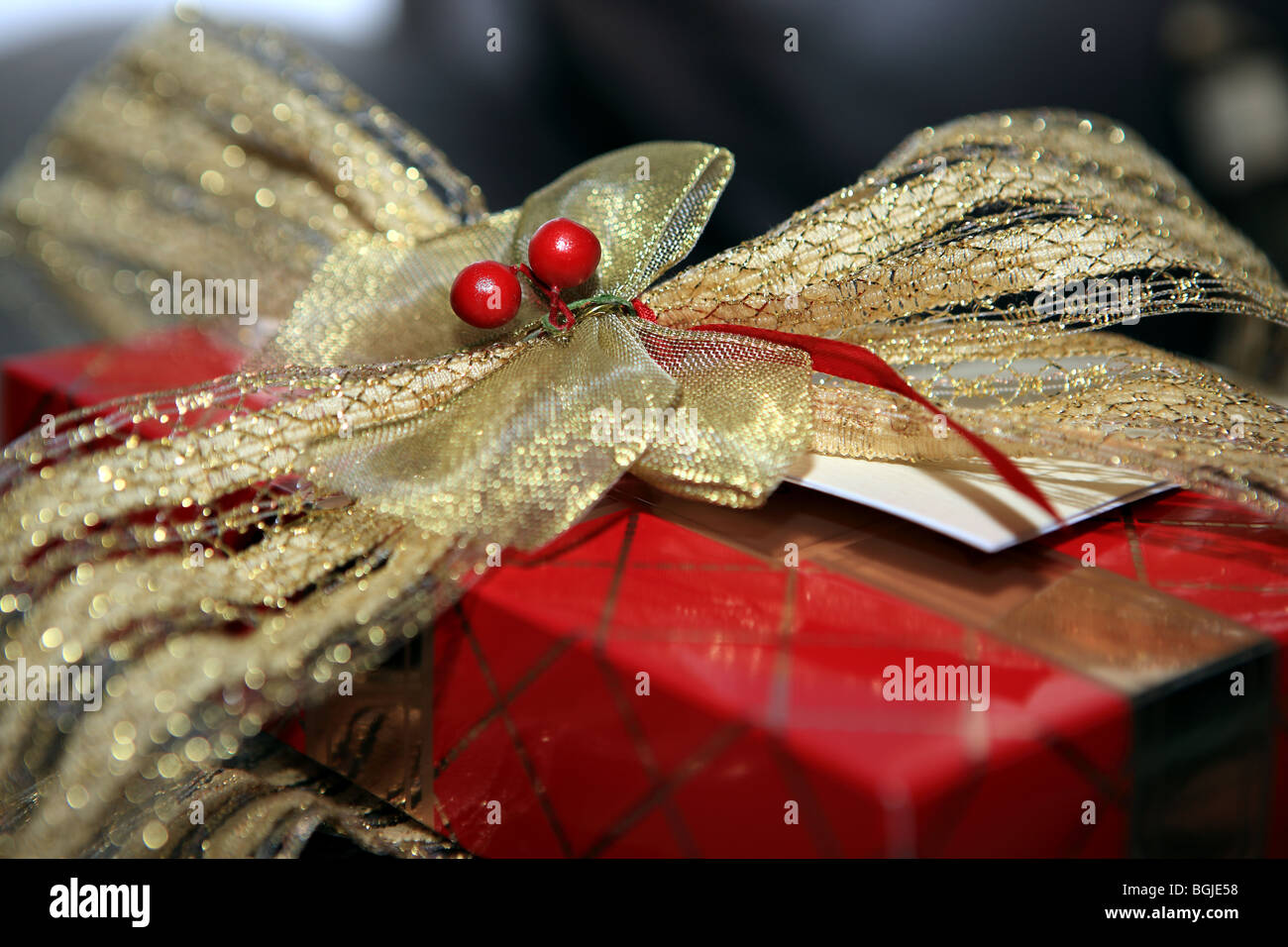 Gold ribbon bow hi-res stock photography and images - Alamy