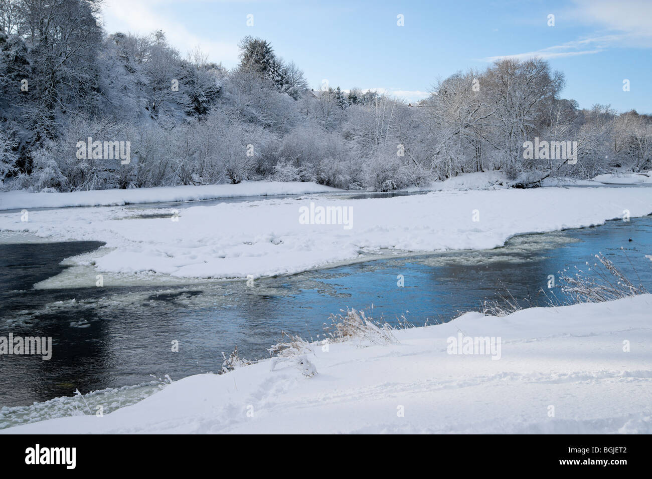 Kelso village tweed river scottish hi-res stock photography and images ...