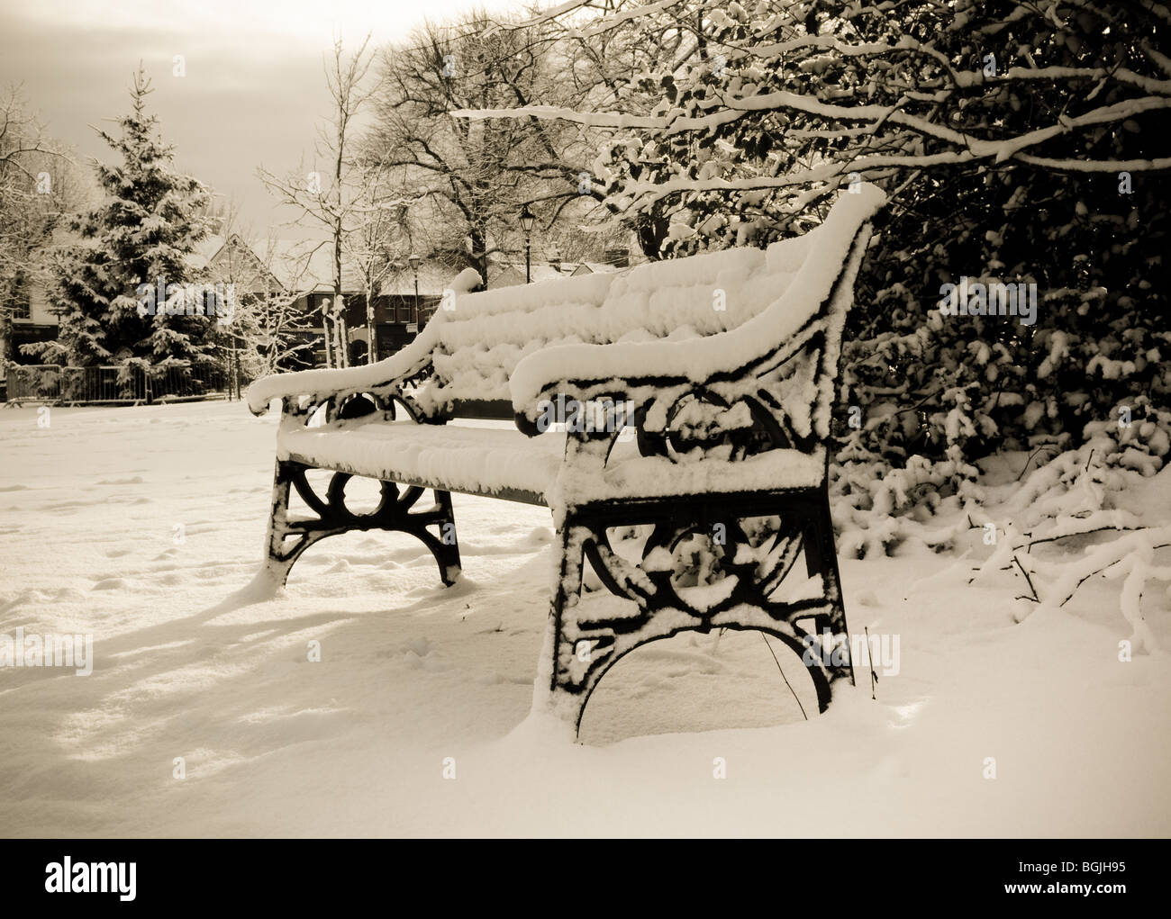 Snow covered park bench in a winter wonderland Stock Photo - Alamy
