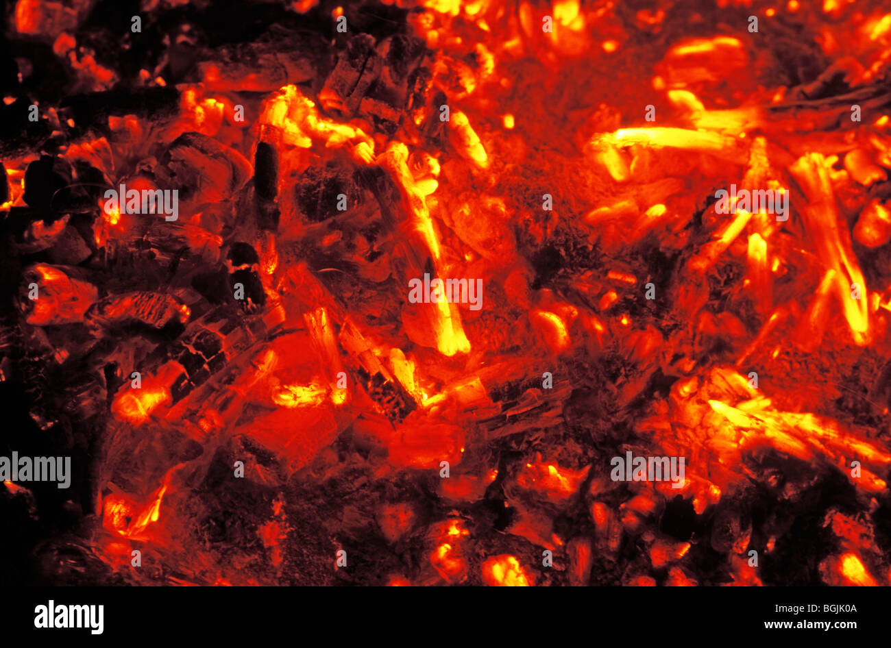 Hot red and yellow coals in bonfire Stock Photo - Alamy