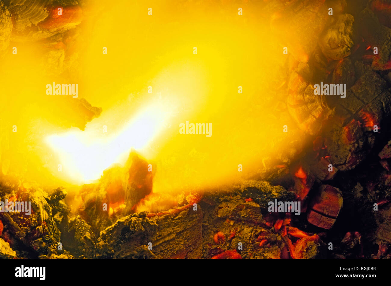 Hot red and yellow coals in bonfire Stock Photo - Alamy