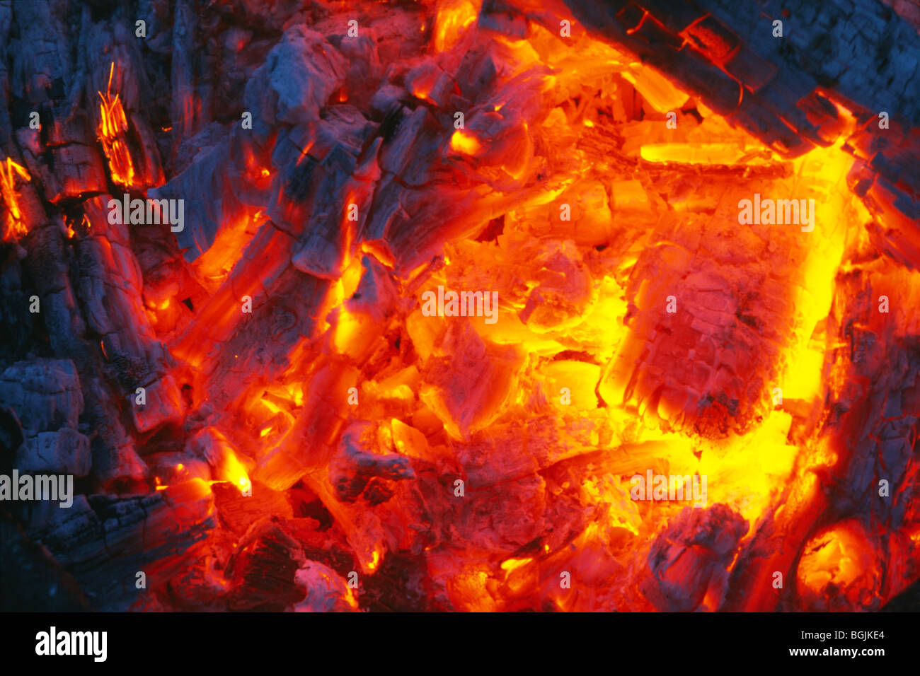 Hot red and yellow coals in bonfire Stock Photo - Alamy