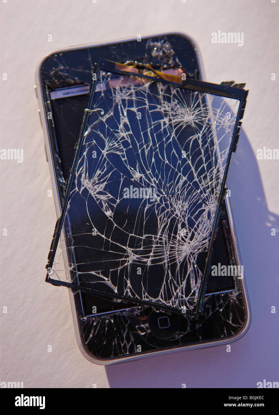 Cracked iphone hi-res stock photography and images - Alamy