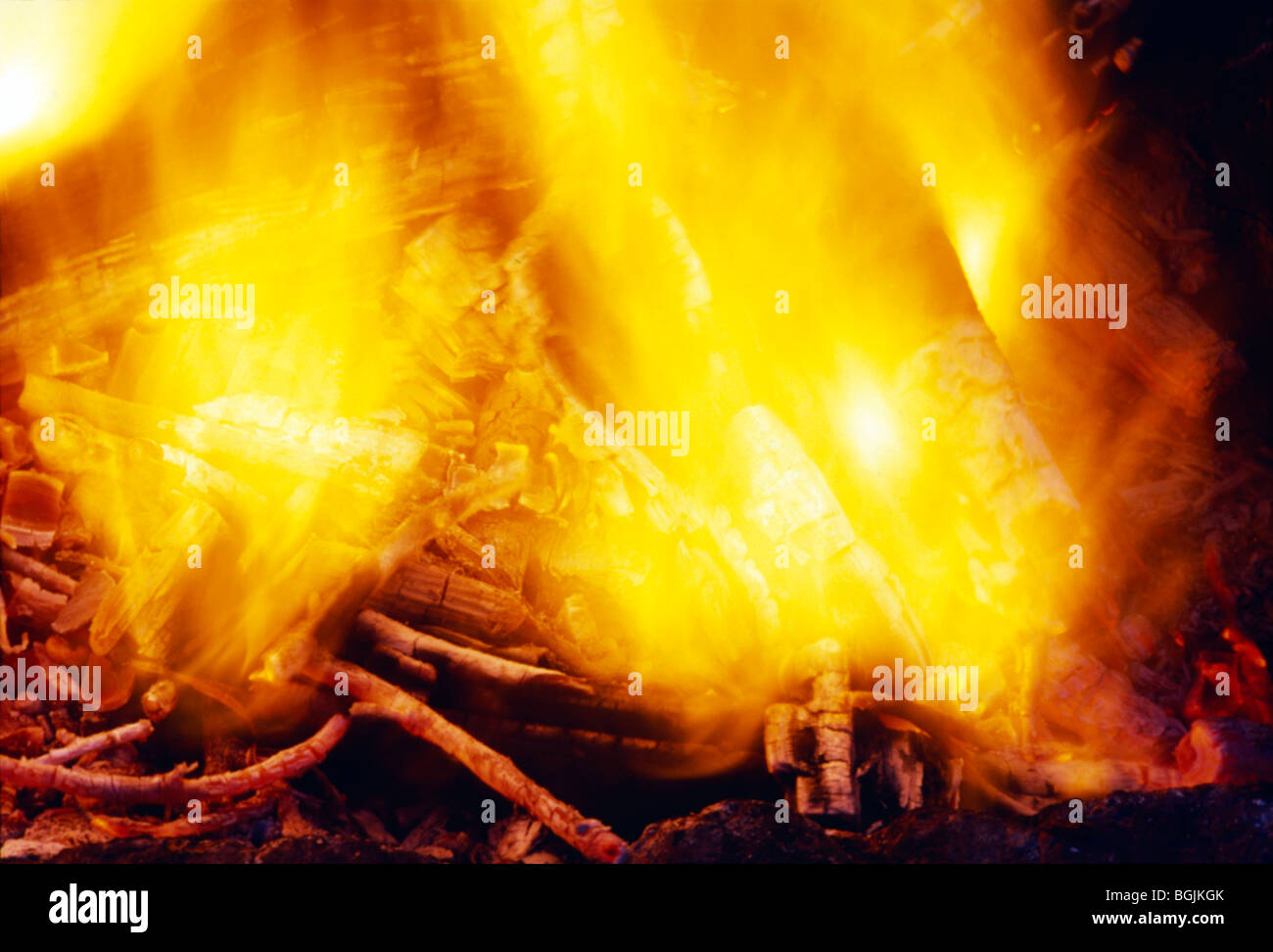 Hot red and yellow coals in bonfire Stock Photo - Alamy