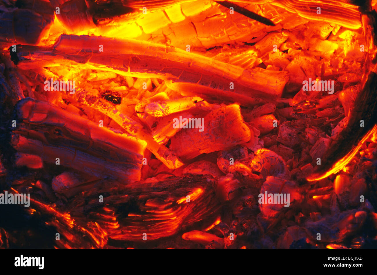 Hot red and yellow coals in bonfire Stock Photo - Alamy