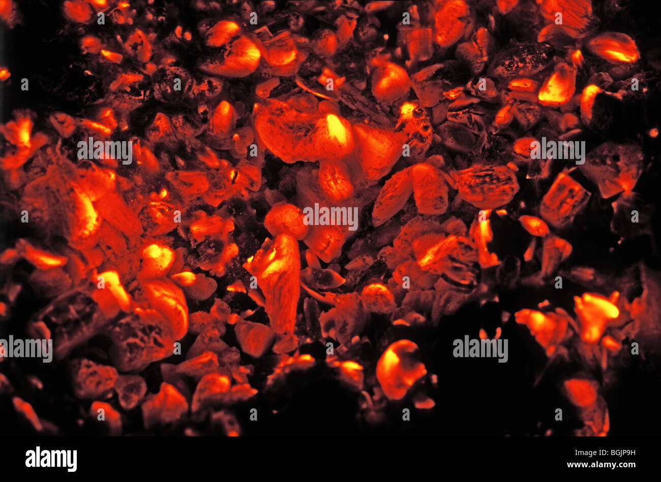 Hot red and yellow coals in bonfire Stock Photo - Alamy