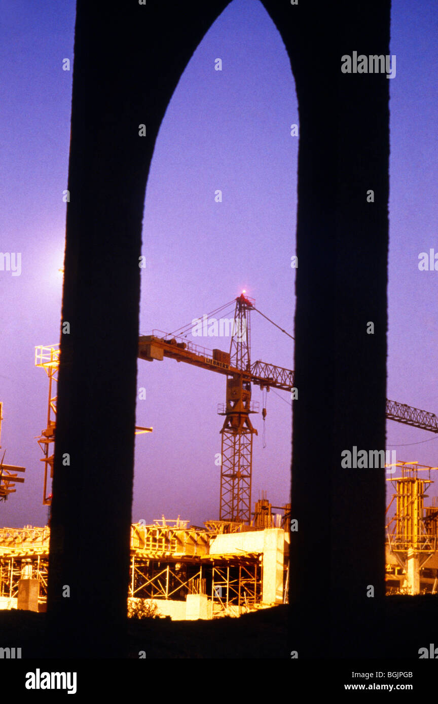 Saudi arabia crane middle east hi-res stock photography and images - Alamy