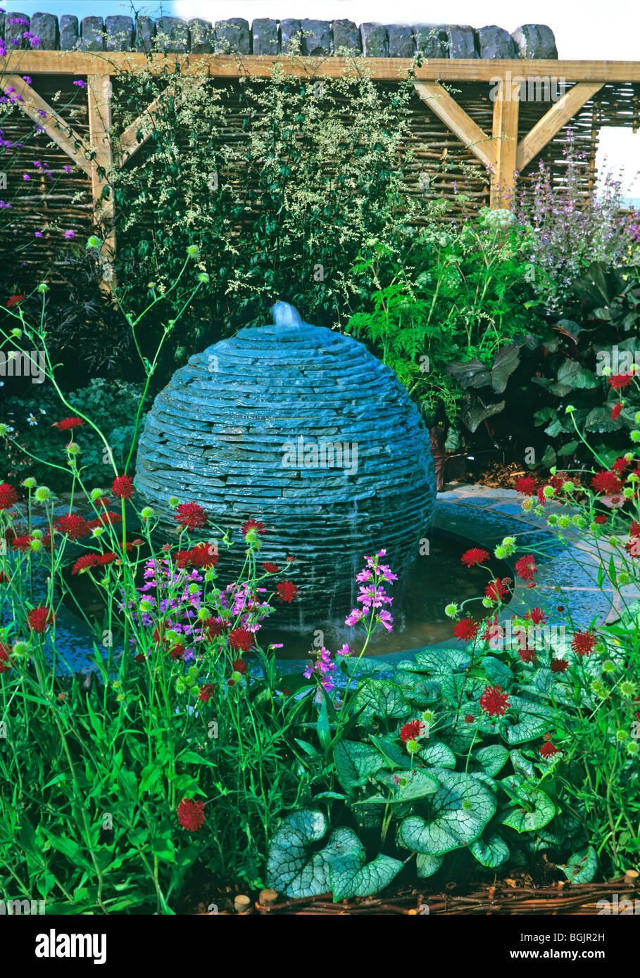 Round water feature hi-res stock photography and images - Alamy