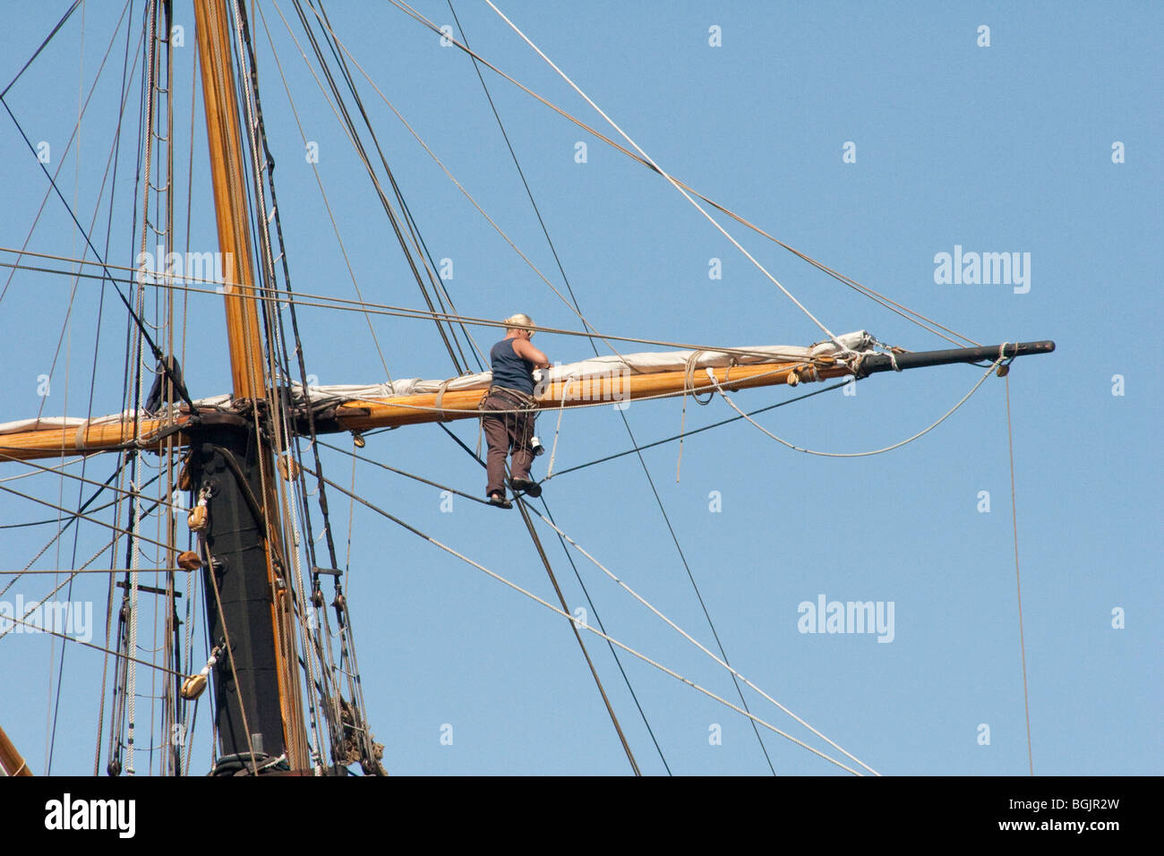 Working Aloft aboard PRIDE OF BALTIMORE II Stock Photo - Alamy