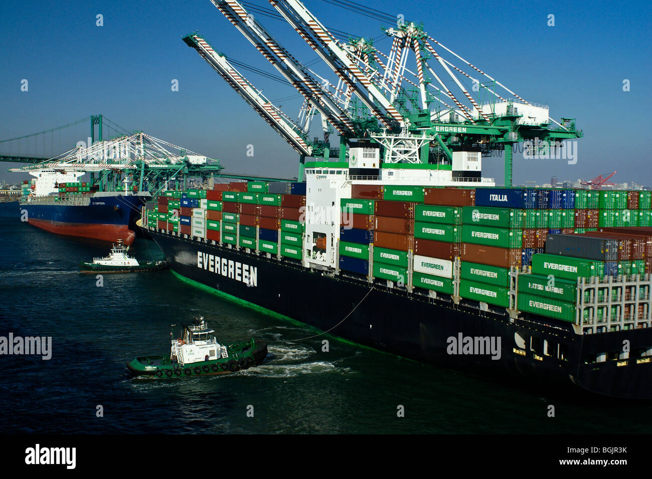 Shipping dock loading containers hi-res stock photography and images ...