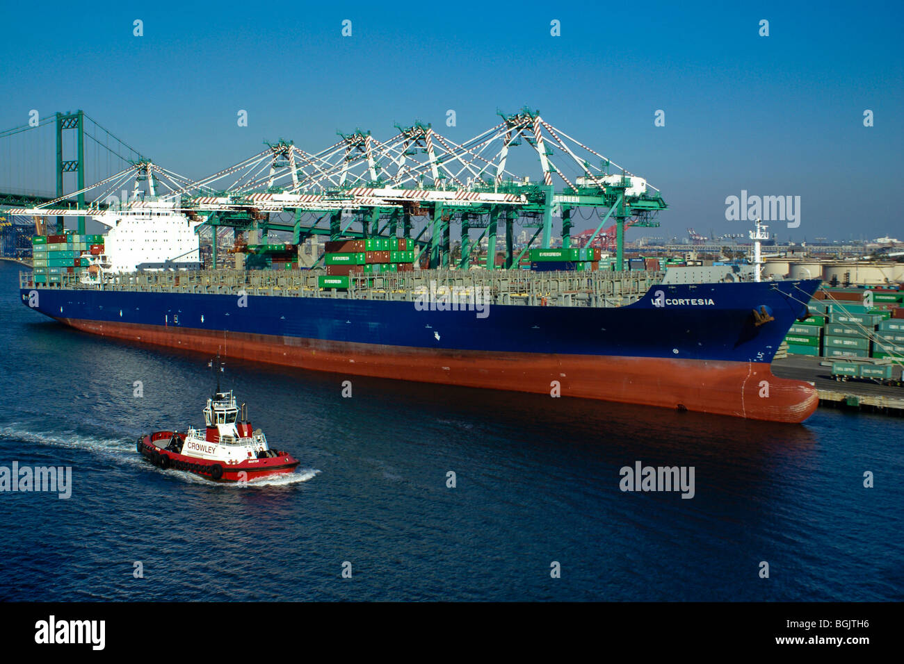 Port of los angeles cargo tug hi-res stock photography and images - Alamy