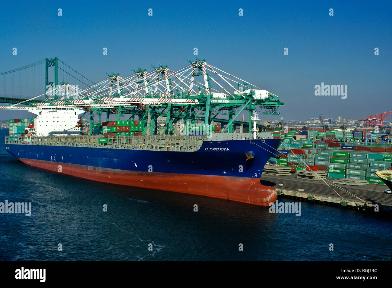 Loading shipping containers usa hi-res stock photography and images - Alamy